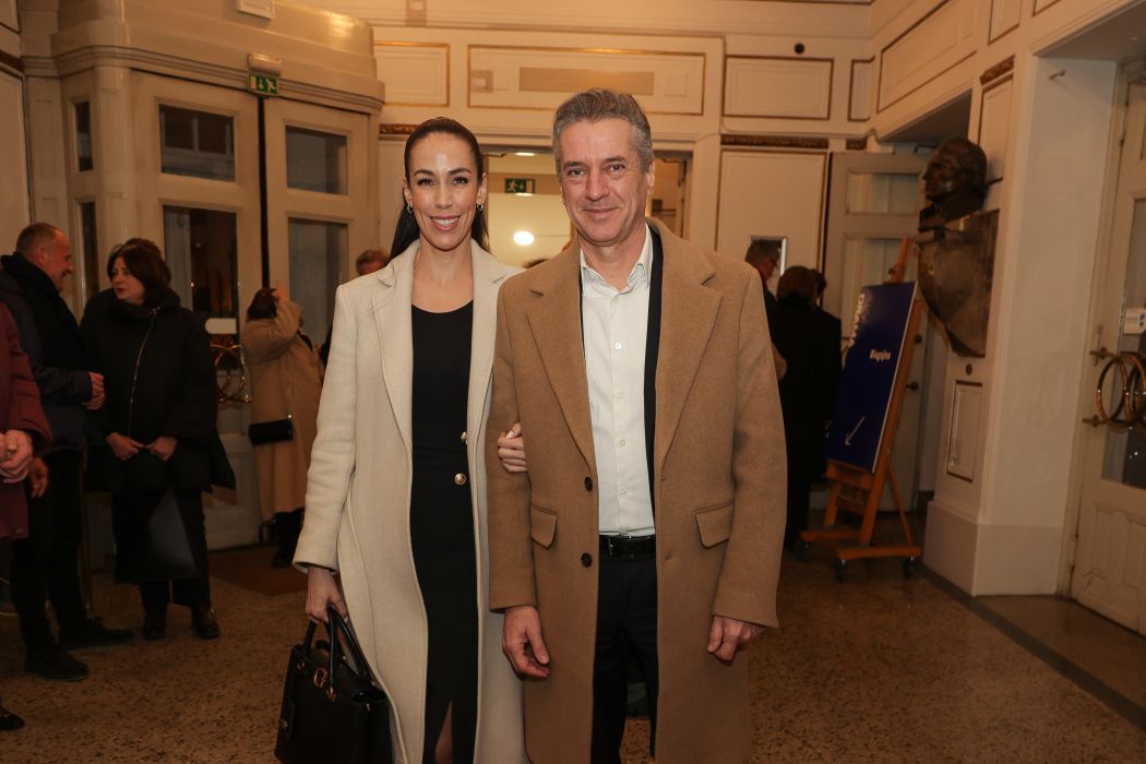 Tina Gaber je Roberta Goloba peljala v gledališče