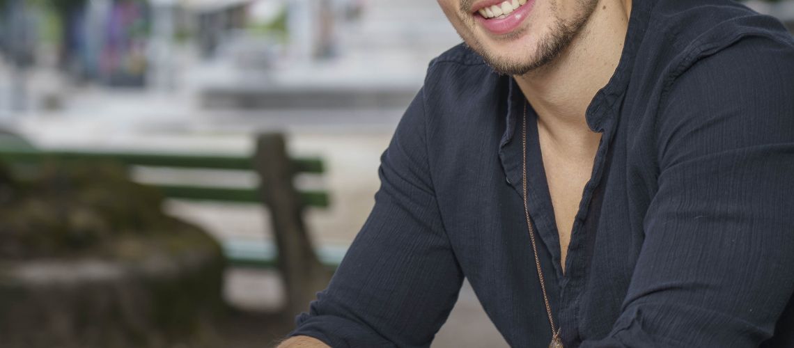 Žan Serčič na kavi z legendarno modrooko pevko - Njena.si