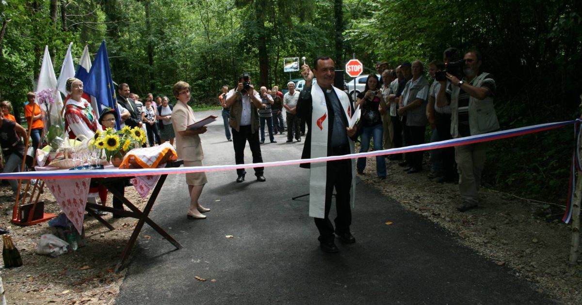 Drbogovje je še župnik Fonzi težko našel - Zaselek povezali z asfaltom ...