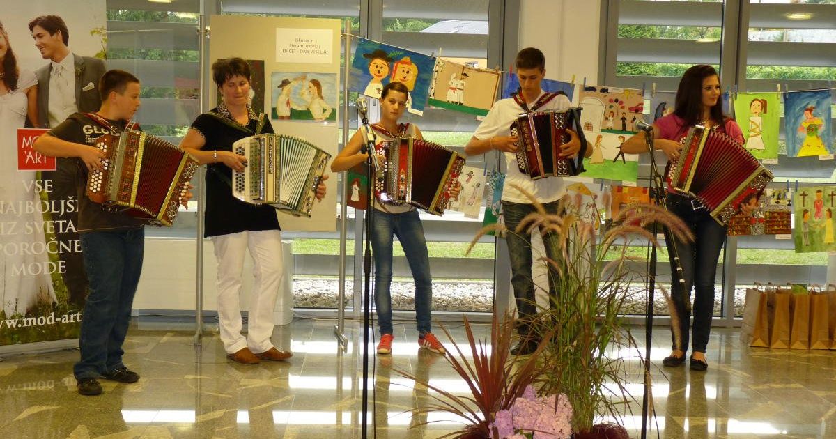 Na Semiški ohceti se bosta poročila Ana Angela in Jan - Dolenjski list