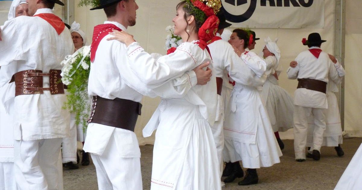 Ana Angela in Jan v zakon po starih semiških običajih - Dolenjski list