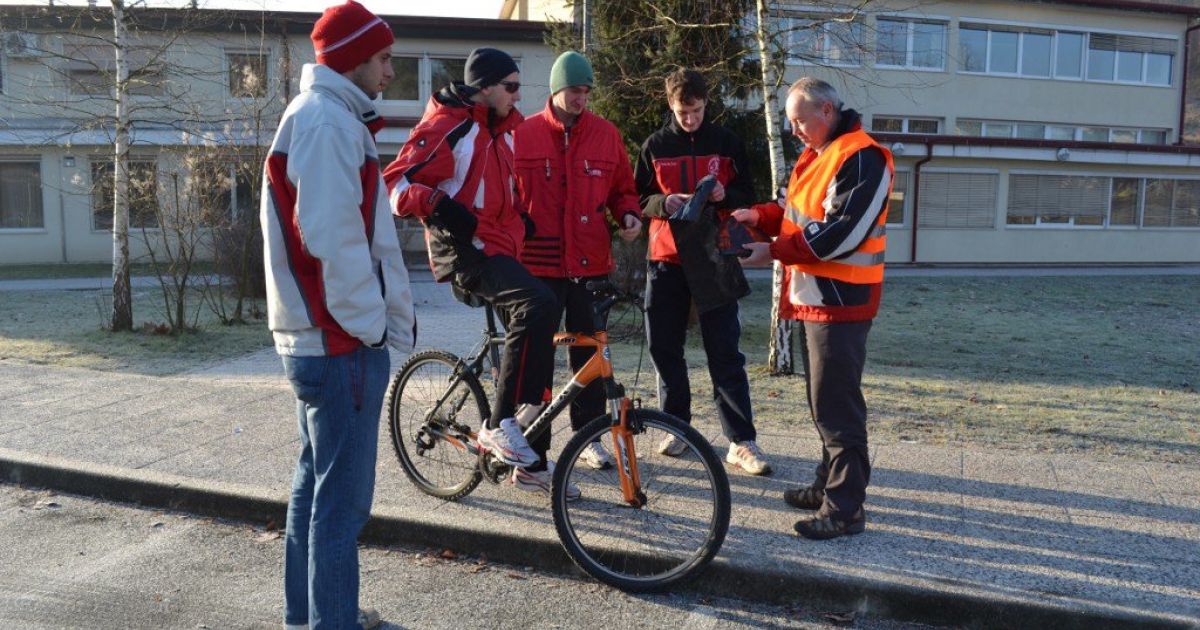FOTO: Mirnčani pohiteli in čistili okolico pred vso Slovenijo - Svet24.si