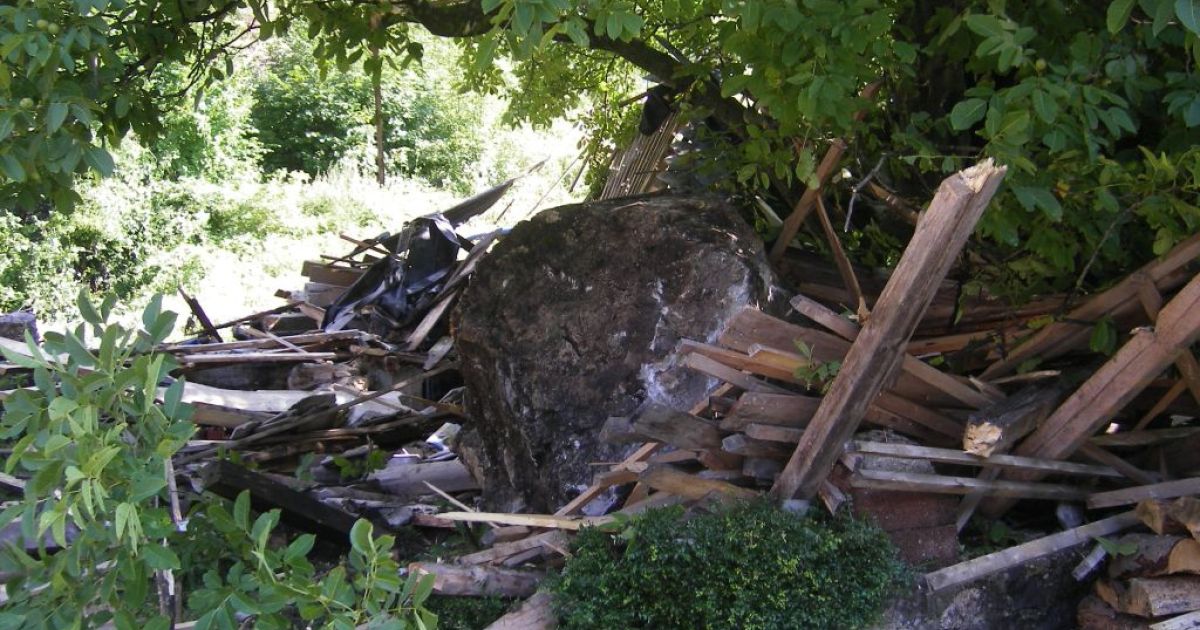 VIDEO:10-tonska skala v Kamniku skoraj zadela otroke - Svet24.si