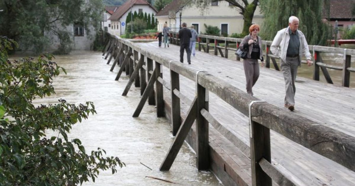Pod vodo že polovica kostanjeviškega otoka - Svet24.si