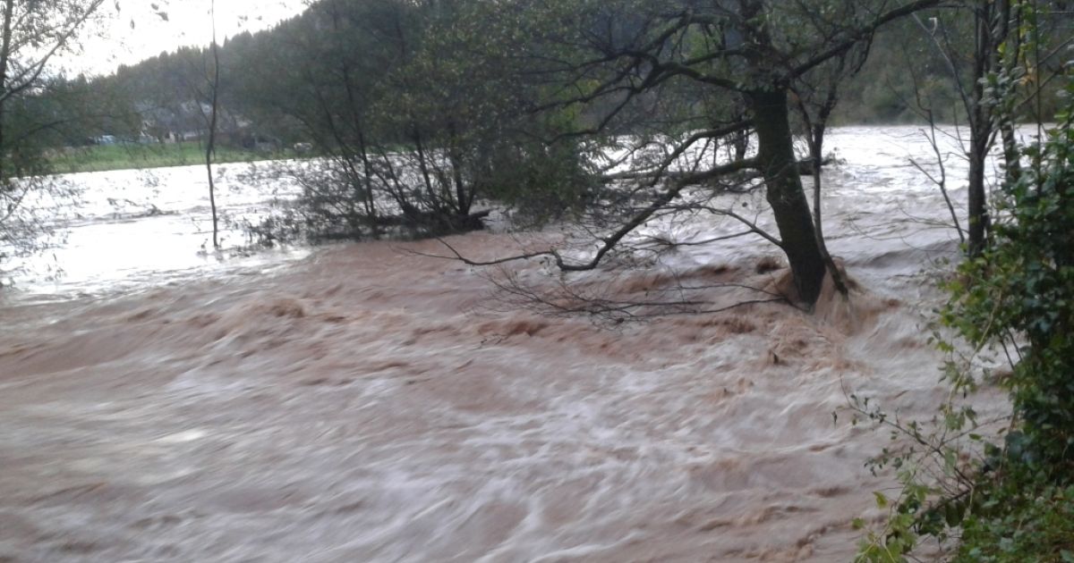 Reka Vipava prestopila bregove - Svet24.si