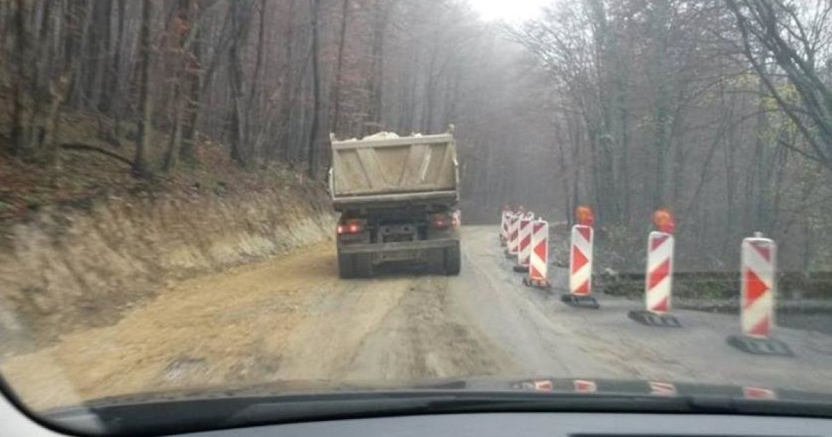 Krajani Zdol že 20 let opozarjajo na slabo cesto, zdaj jim je prekipelo - Svet24.si