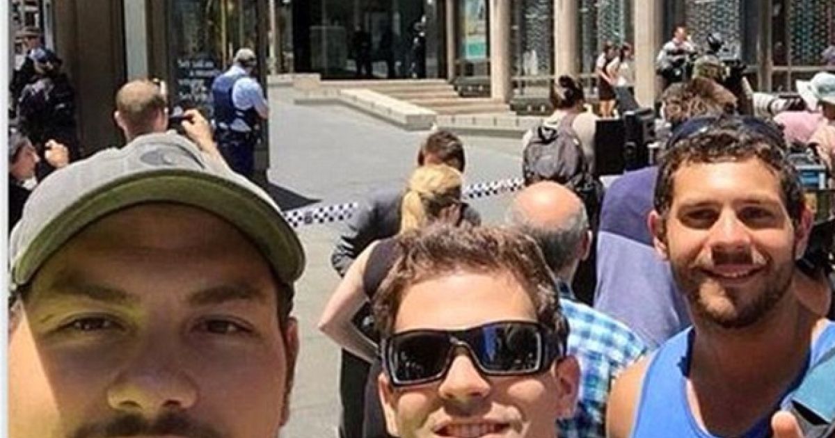FOTO: Selfieji pred kavarno s talci in napadalcem - Novice Svet24