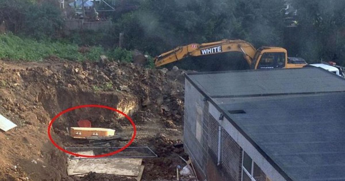 Duhovnik razbesnel farane, saj jim je razkopal grobove - Svet24.si