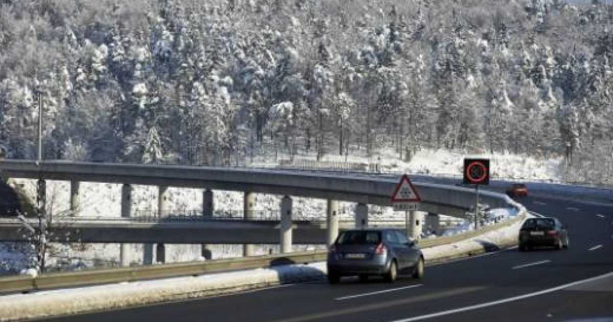Z nadvoza avtoceste metala snežne kepe in kamne - Svet24.si