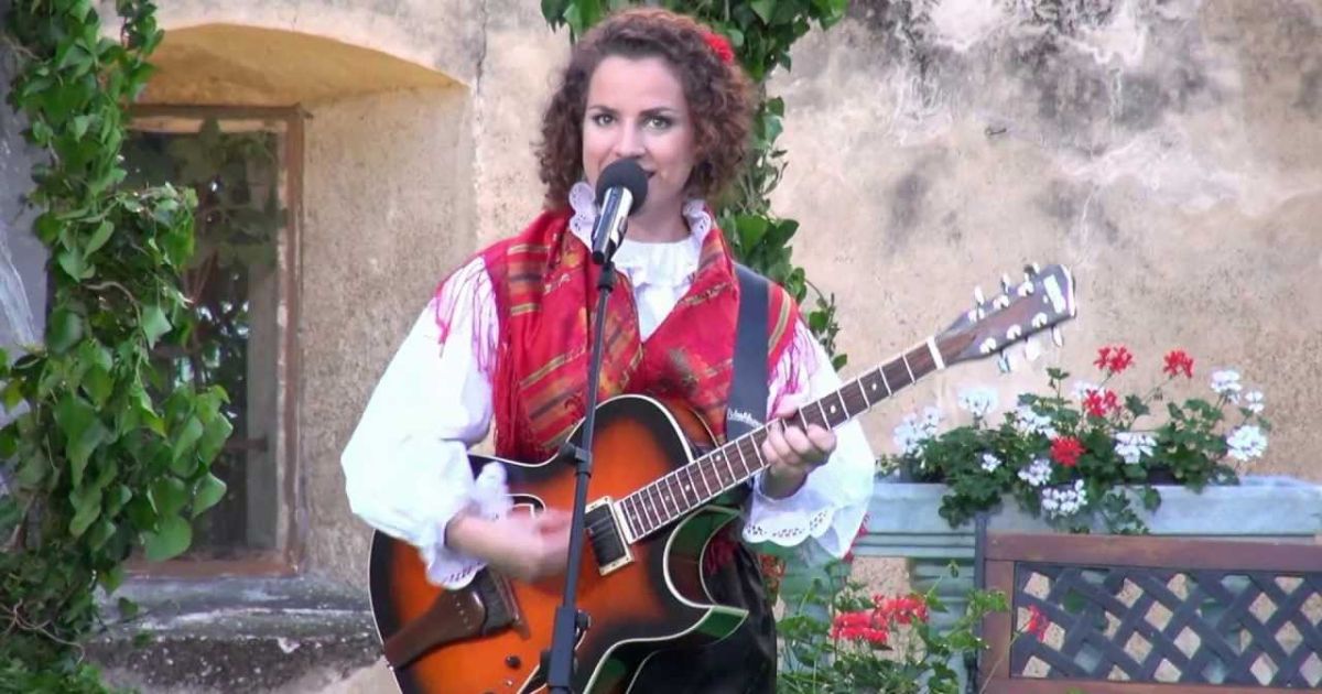 AVDIO: Prosenova Tina bo poročila svojega fantina - Veseljak.si