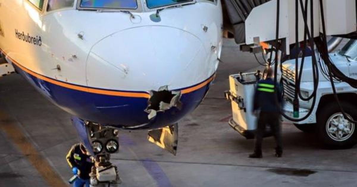 Letalo sedem ur letelo z luknjo v nosu - Svet24.si