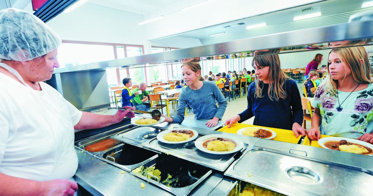 Kdo bo kuhal šolarjem? - Svet24.si