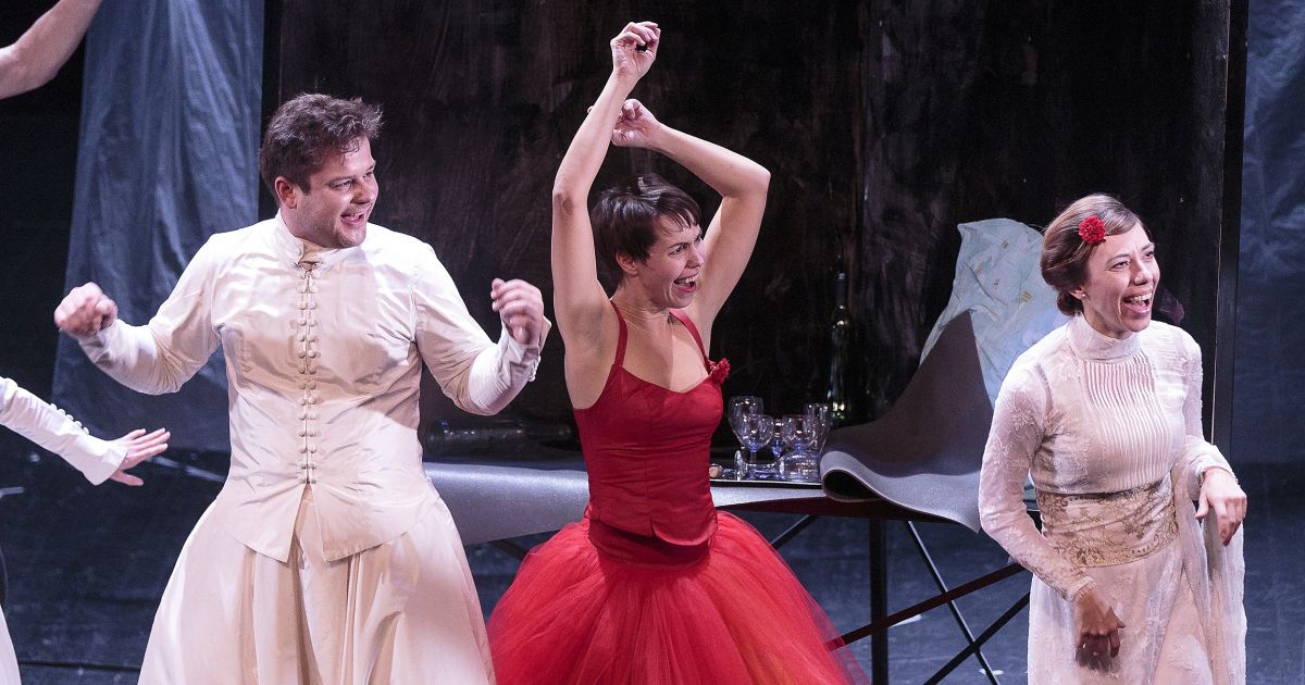 FOTO: Gušto se oblači v žensko - Svet24.si