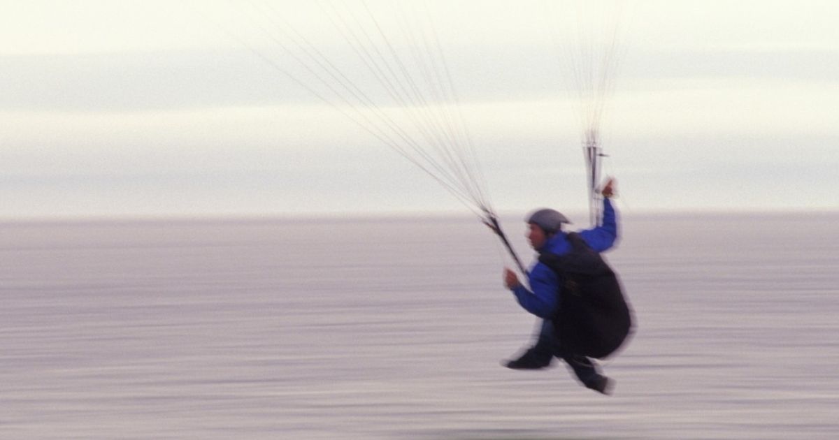 Nenadzorovano padal, ko mu je sunek vetra zaprl padalo - Svet24.si