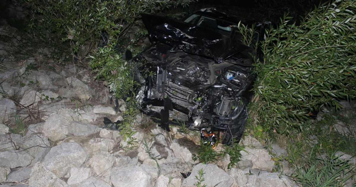 FOTO: Pijan trčil v znak, prebil ograjo in končal tik ob Savi - Svet24.si