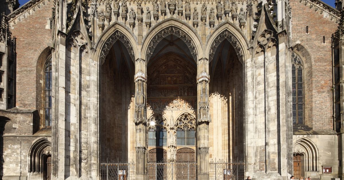 Najvišjo katedralo na svetu razjeda urin - Svet24.si