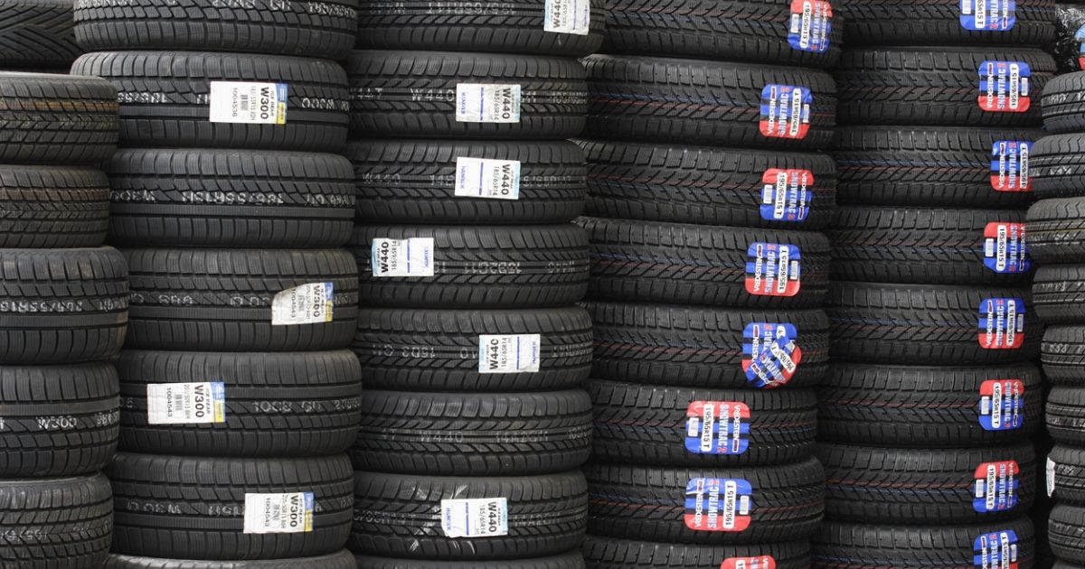 Romuni tovorili ukradene avtomobilske gume - Svet24.si