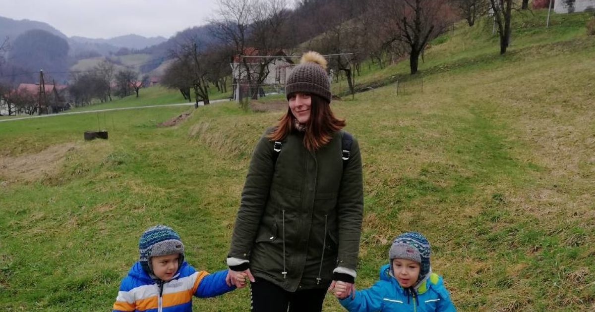 Dvojčka z avtizmom: Trampolin, vlak in tek v parku - Svet24.si