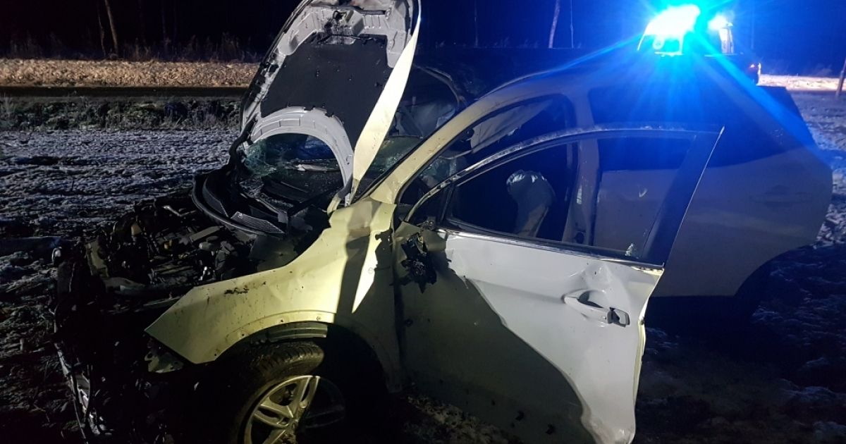 FOTO: 21-letnika med prevračanjem vrglo iz avtomobila, na kraju ...