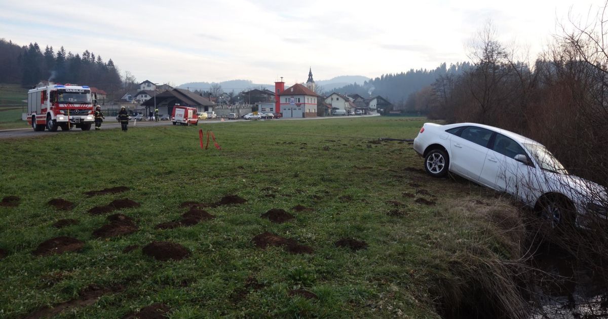 FOTO: Pijan zapeljal v potok, pri sebi imel tudi »posušeno snov ...