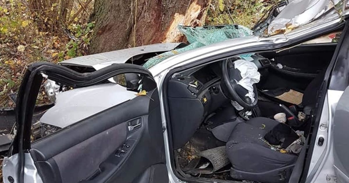 Zapeljal s ceste in trčil v drevo - Svet24.si