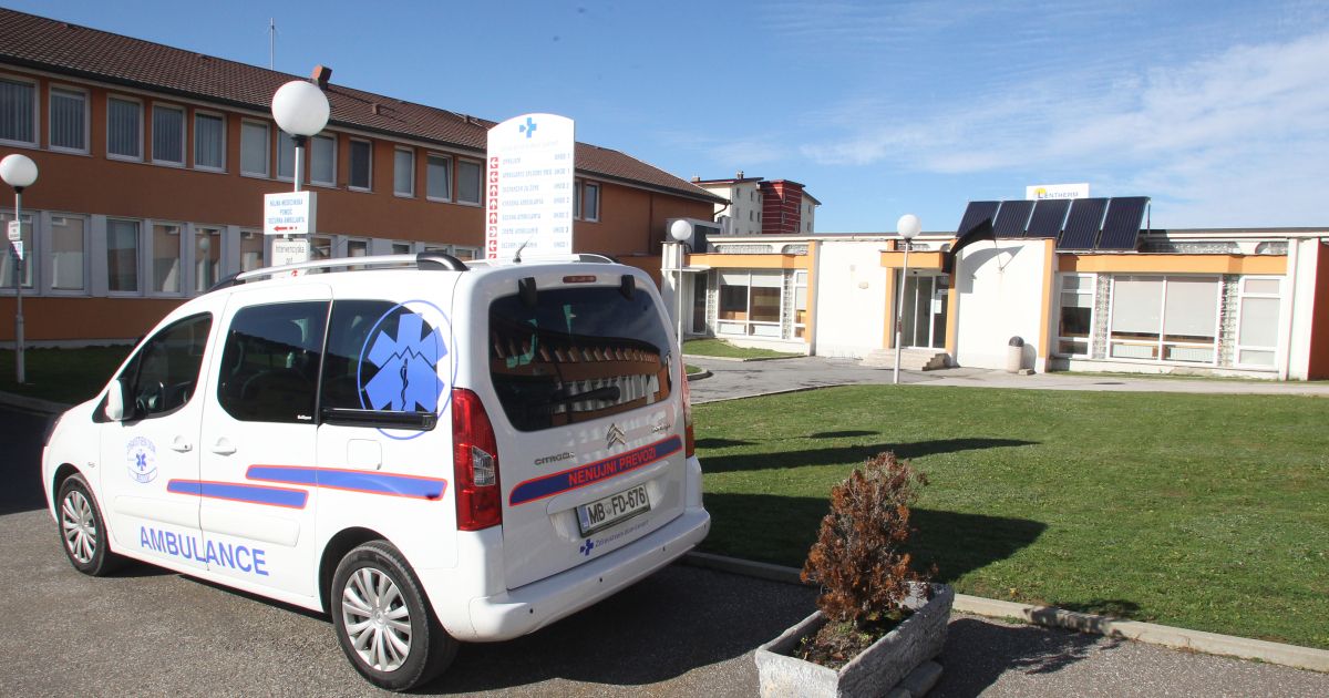 Zdravnik dijakinji brez rokavic s prsti razmikal sramne ustnice, ko je ...