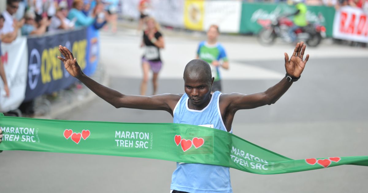 (VIDEO) Na Maratonu treh src slavil Kenijec Daniel Rotich Chebolei ...