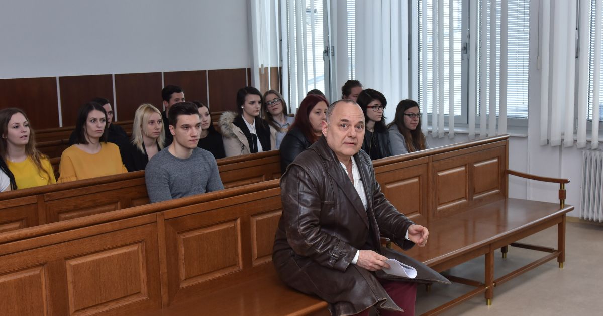 Pošiljal ji je pisma, nože, lutke ... - Svet24.si