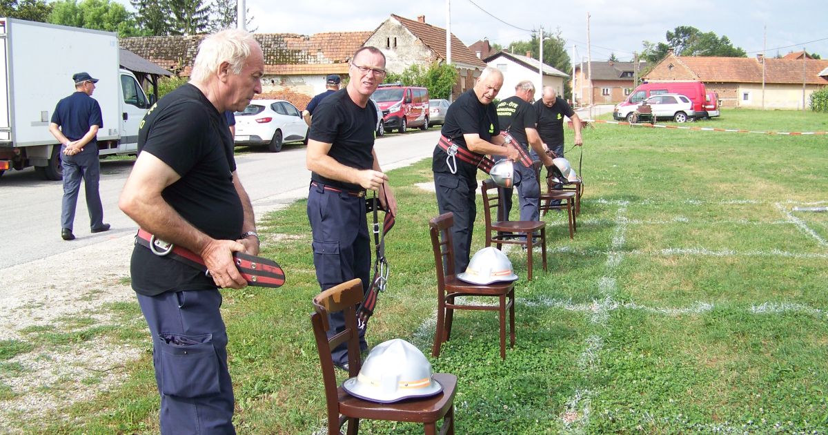 Veterani tekmovali z brizgalno iz leta 1889 - Svet24.si