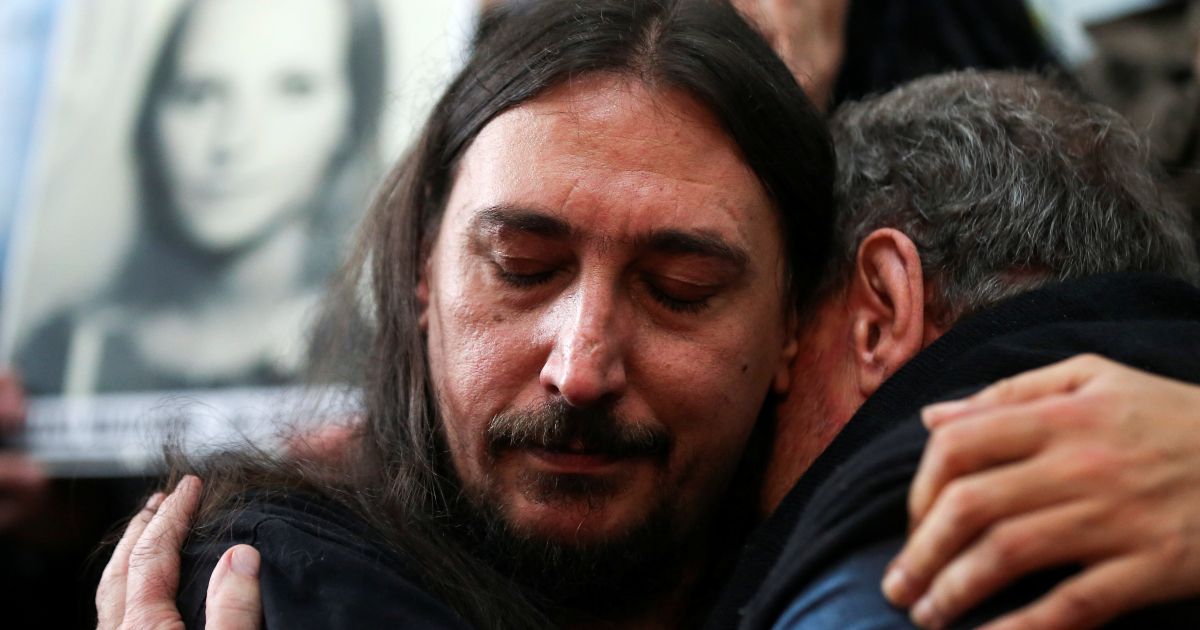 FOTO: Izgubljeni sin po 40 letih znova v objemu družine - Svet24.si