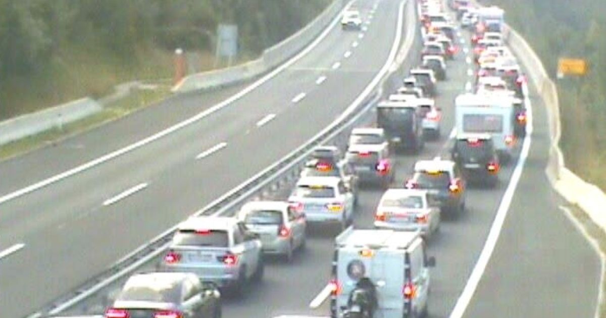 Pred Karavankami 8-kilometrski zastoj, na meji s Hrvaško se čaka dve uri - Svet24.si