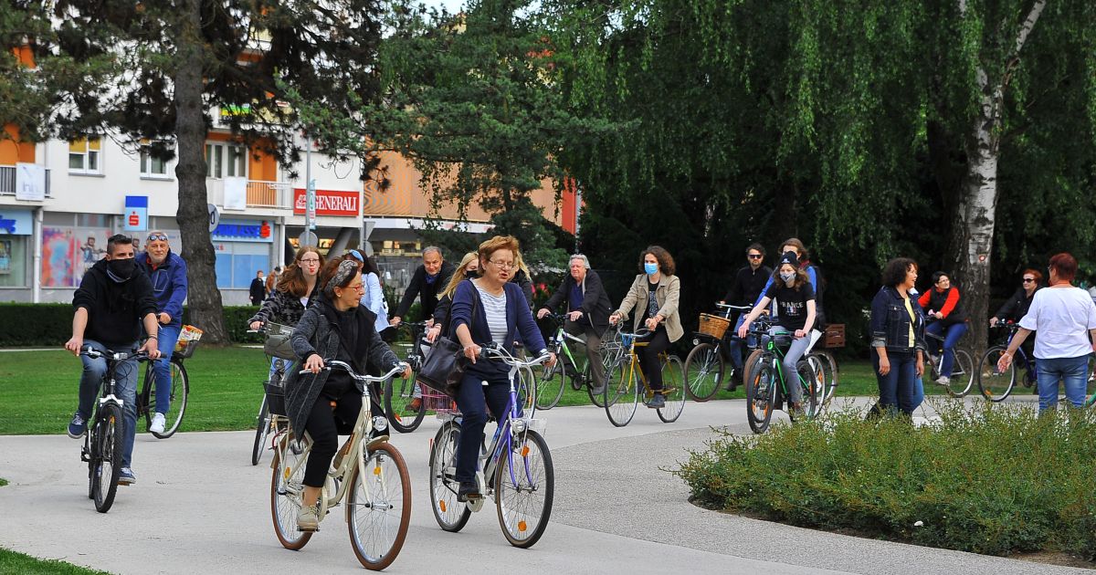 (FOTO) Na Trgu zmage s kolesi proti vladi - Svet24.si