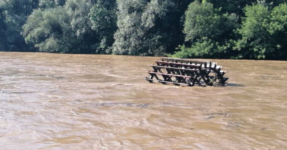 Plavajoči mlin na Muri ostal brez mlinskega kolesa - Svet24.si