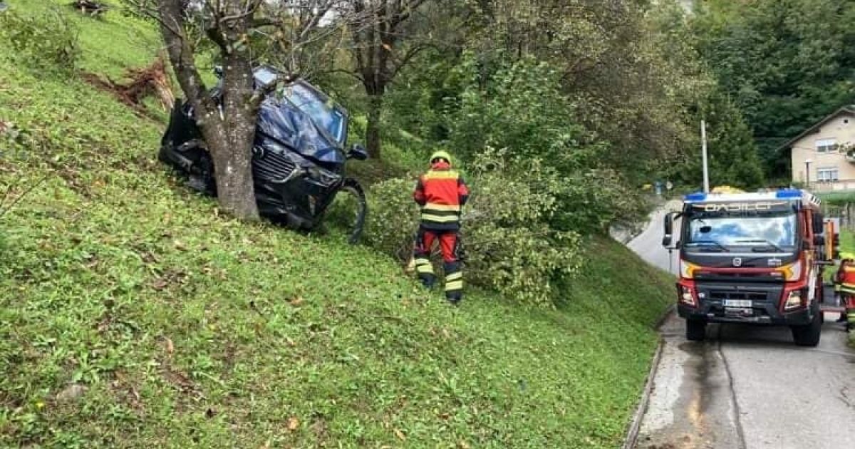 FOTO: Avtomobil pristal 30 metrov pod cesto - Svet24.si