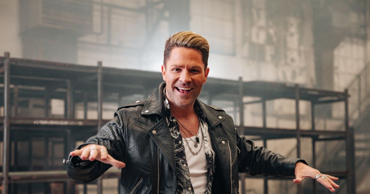 Pevcu Sebastianu izgubili prtljago - Svet24.si