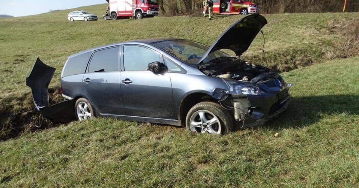 FOTO: Pijan v ograjo ob hiši, nato po travniku v jarek; med pretepom v ...