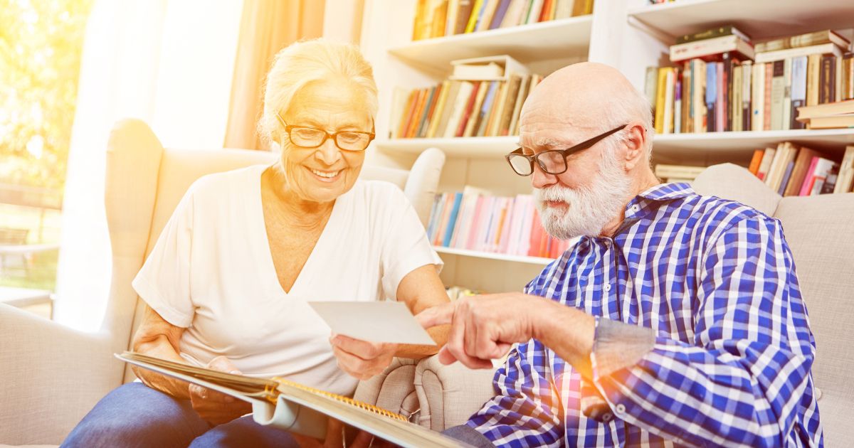 Alzheimerjeva bolezen: Pešati začne spomin, gibanje se upočasni, pojavi ...