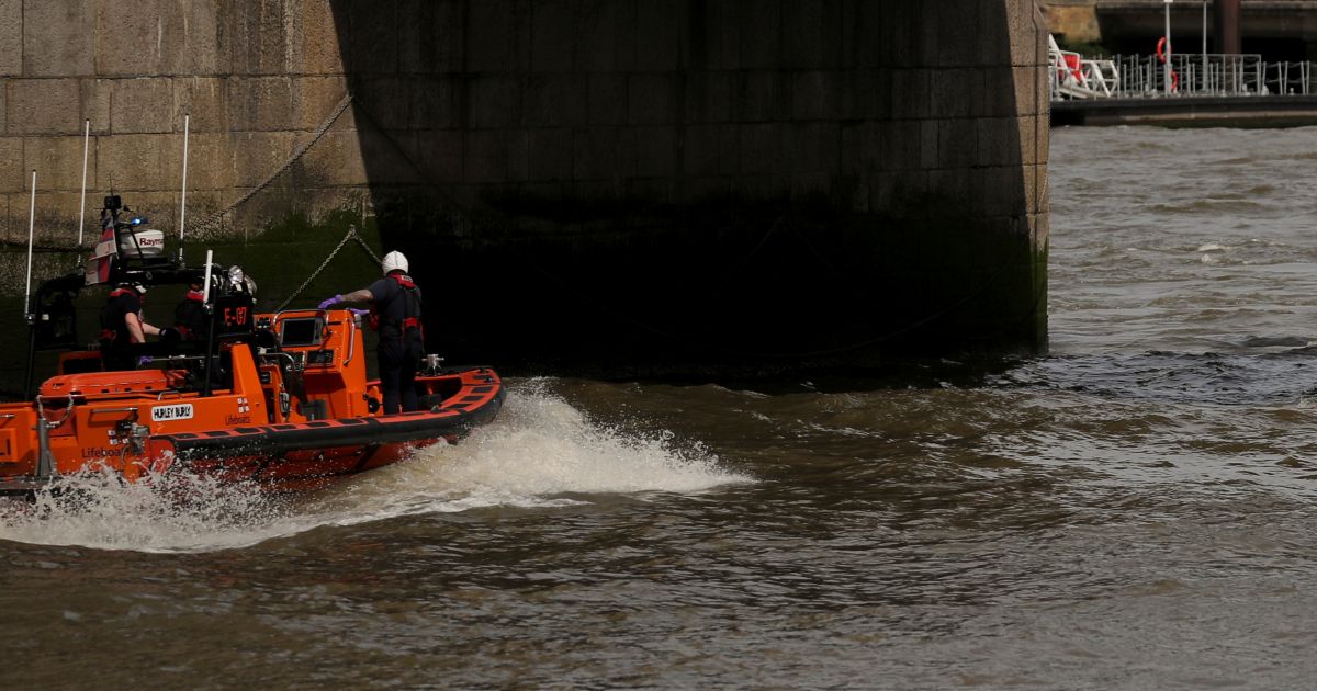 Skočil je v reko, da bi rešil žensko, ki je padla z mostu, in umrl ...