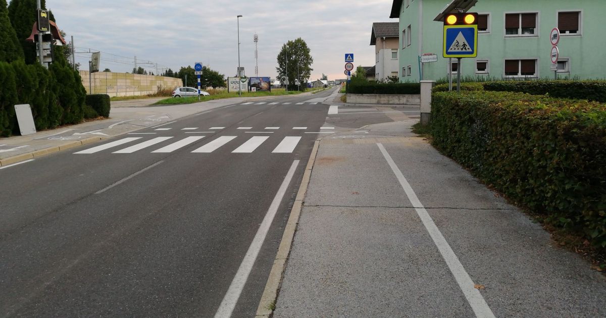 Na Bakovski ulici novi svetlobni prometni znaki - Vestnik.si