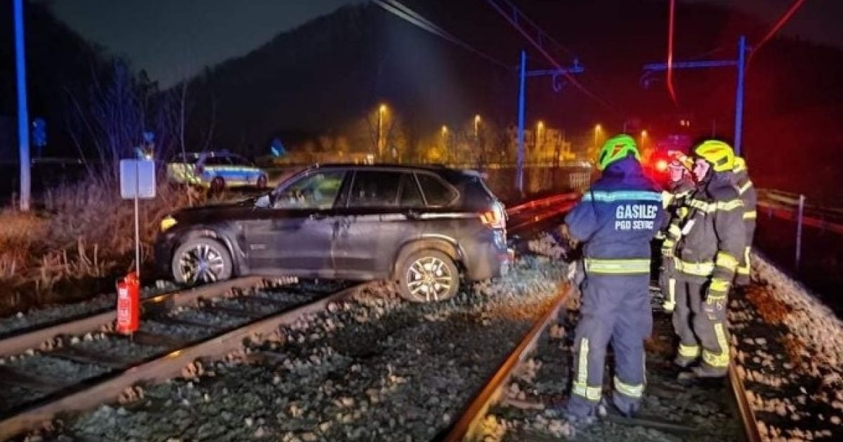 FOTO: Pijan je pristal na tirih, vlak pa se je bližal - Svet24.si