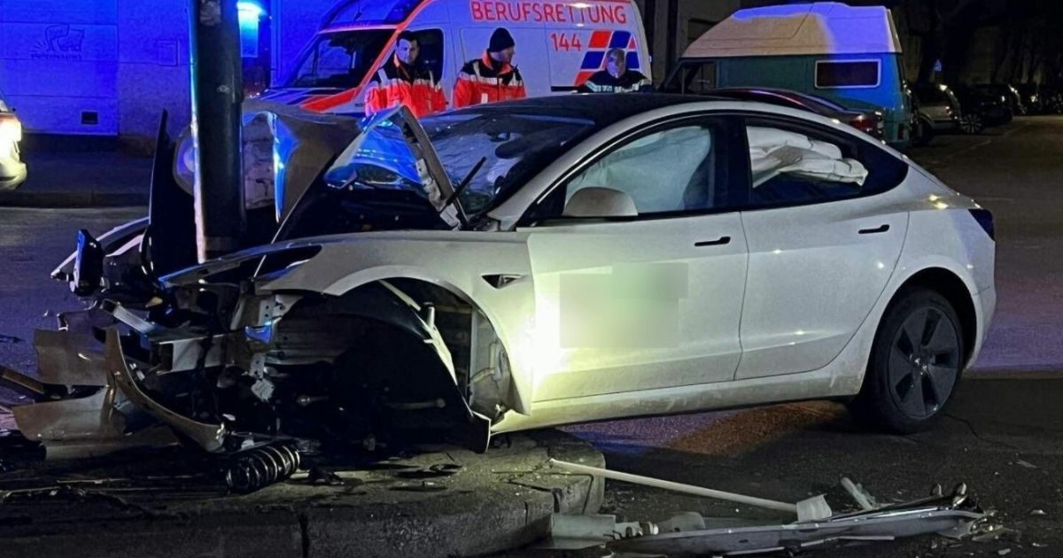 FOTO: S teslo se je zaril v kandelaber - Svet24.si