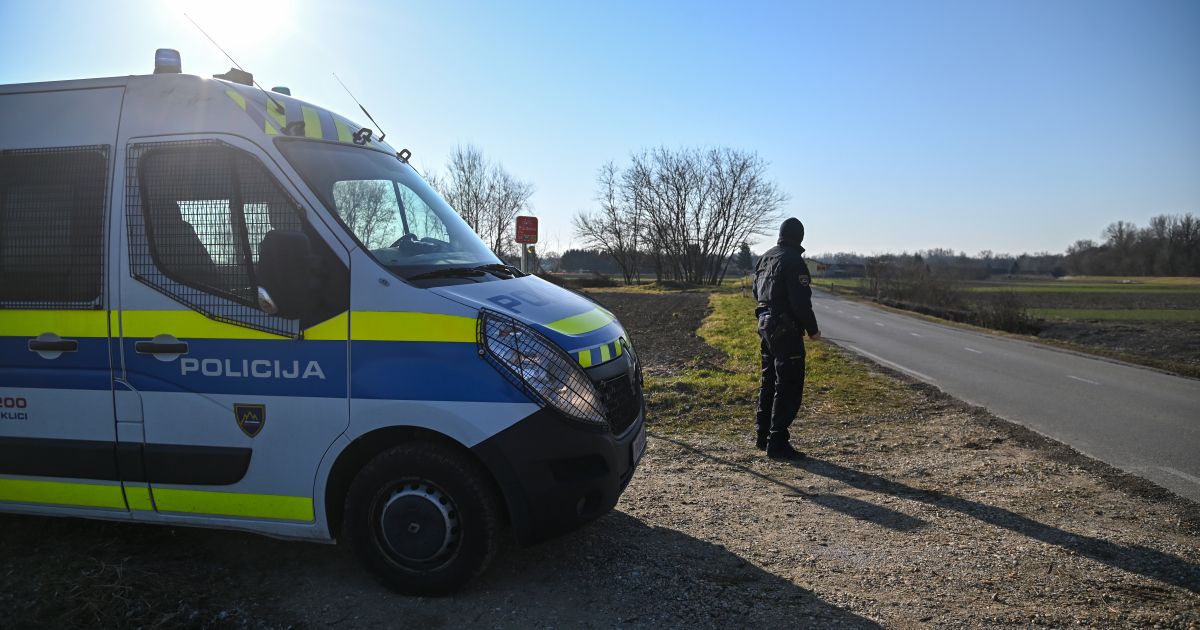 Vozil objestno in bežal pred policistoma, ujela sta ga na dvorišču ...
