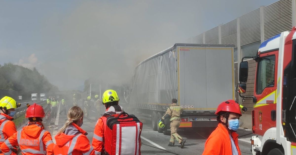 FOTO: Huda prometna nesreča na štajerski avtocesti, tovornjak zajeli plameni, ena oseba umrla ...
