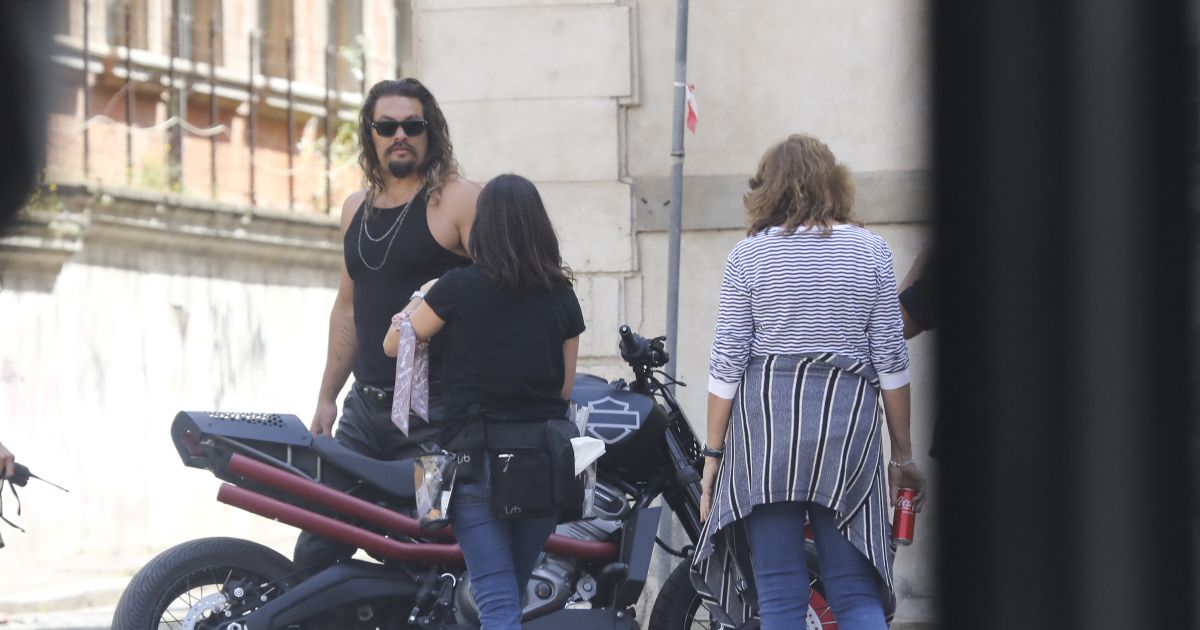Jason Momoa je sredi Rima s svojo pojavo obračal vse glave - Svet24.si