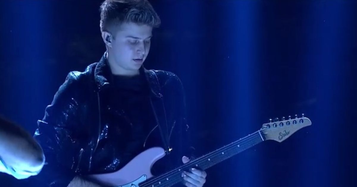 Simpatičen kitarist sin legendarnega glasbenika - Svet24.si