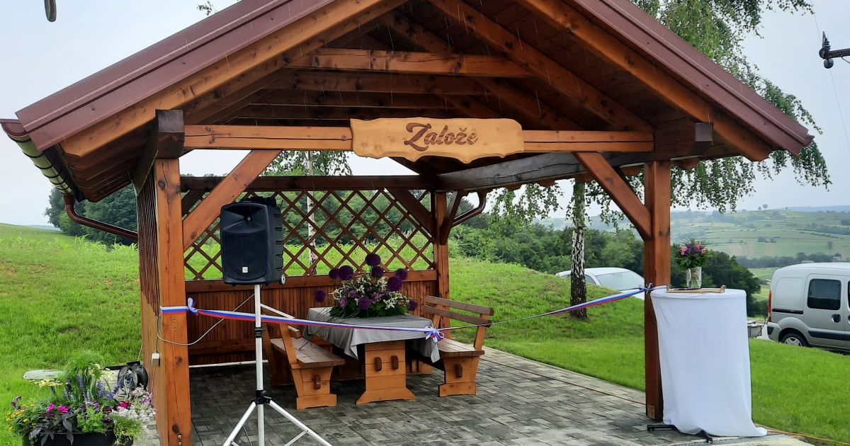 Postavili so jo na mestu zbiralnice mleka. Založe že od nekdaj zaselek ...