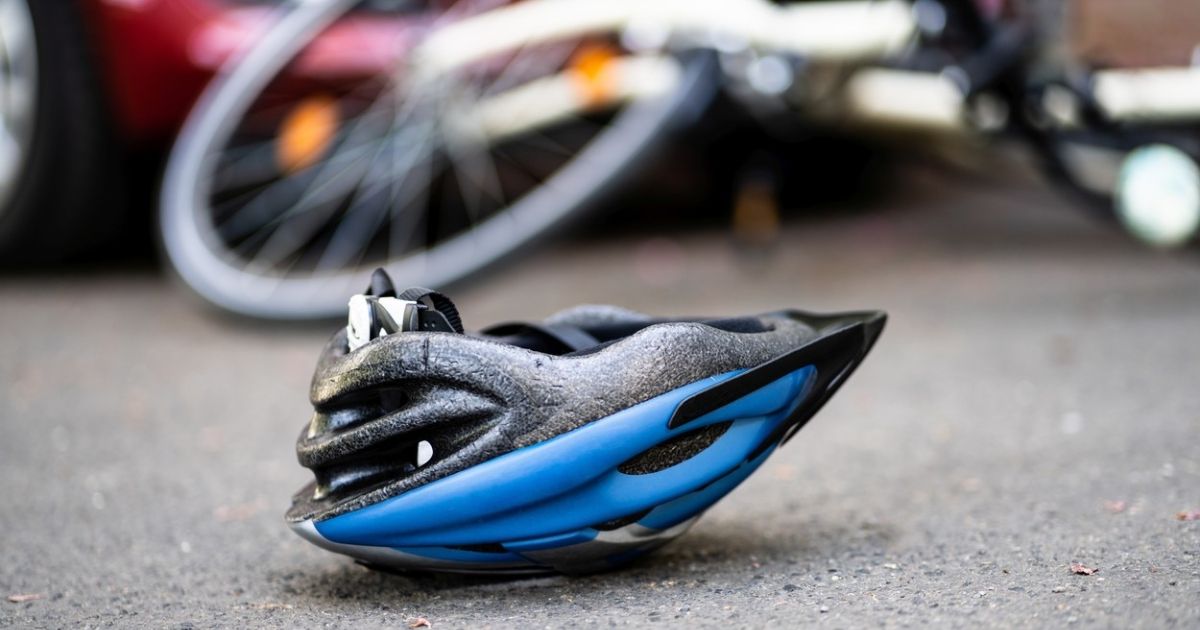 73-letni kolesar ni ustavil, zbil ga je kombi - Svet24.si