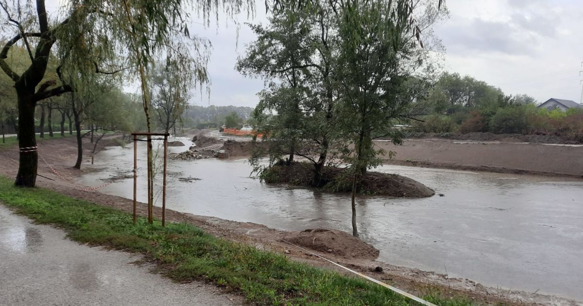 Slovenija pod vodo! Poplavljene stavbe in ceste, podrta drevesa ...