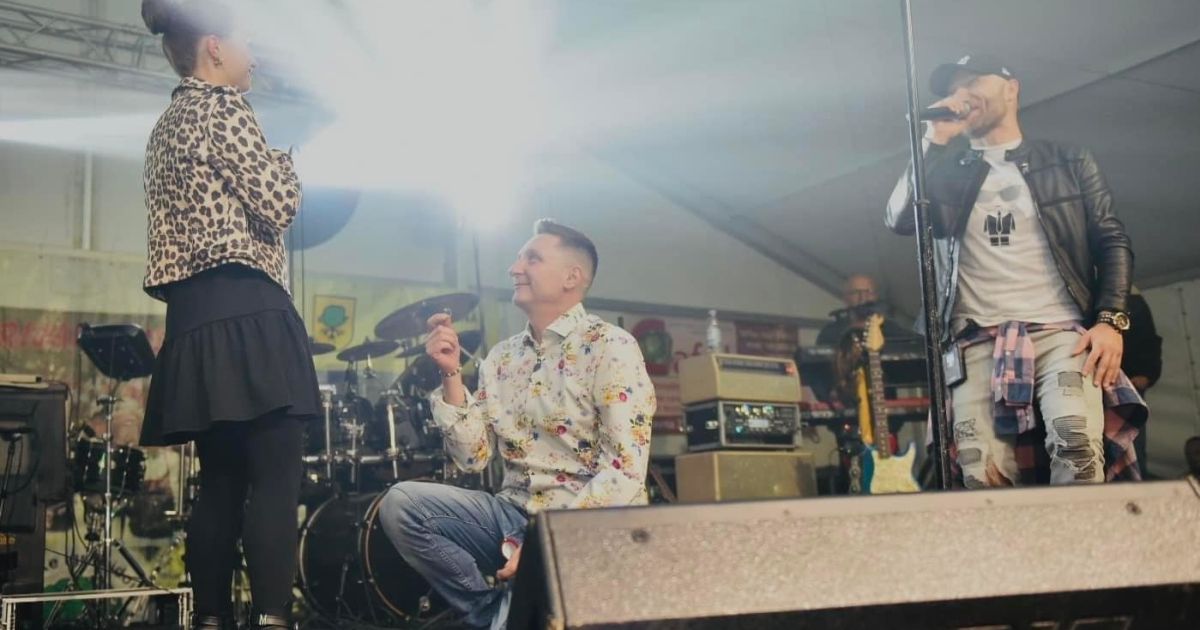 VIDEO: Kitarist Vigorjev med koncertom zasnubil dekle - Svet24.si