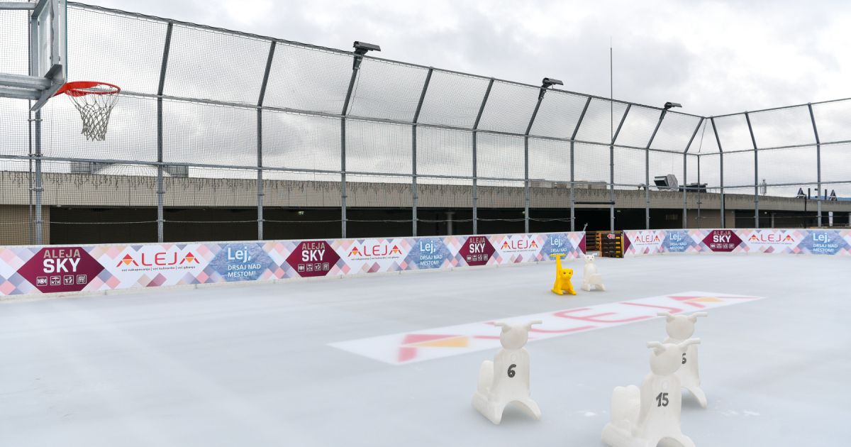 Več kot 1000 m2 ledenih površin vabi na streho ALEJO SKY vse dni v ...